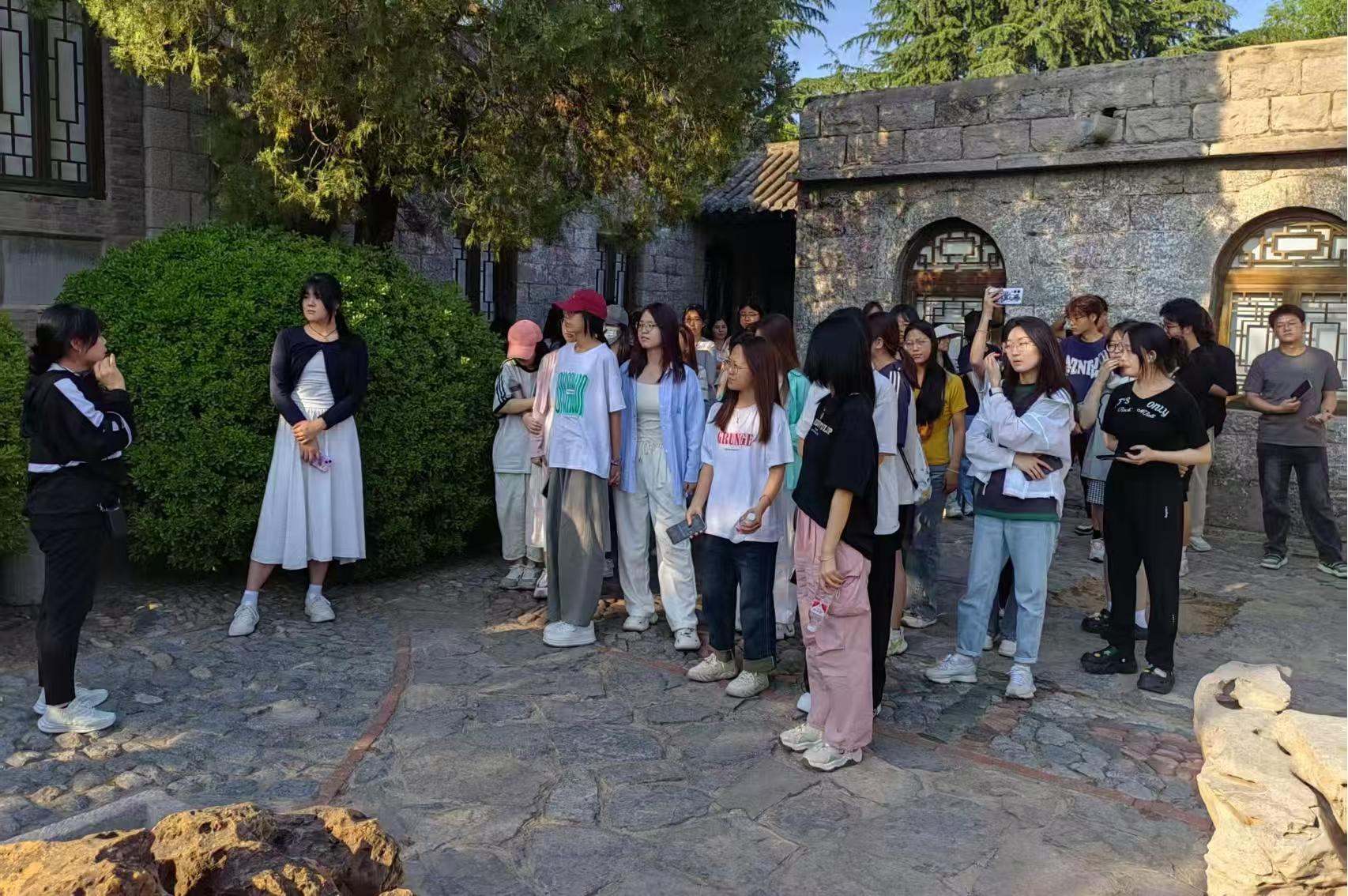 创新实践教学赋能古村振兴——我院开启“行走的新闻课堂”实践活动-学院新闻-新闻与传媒学院